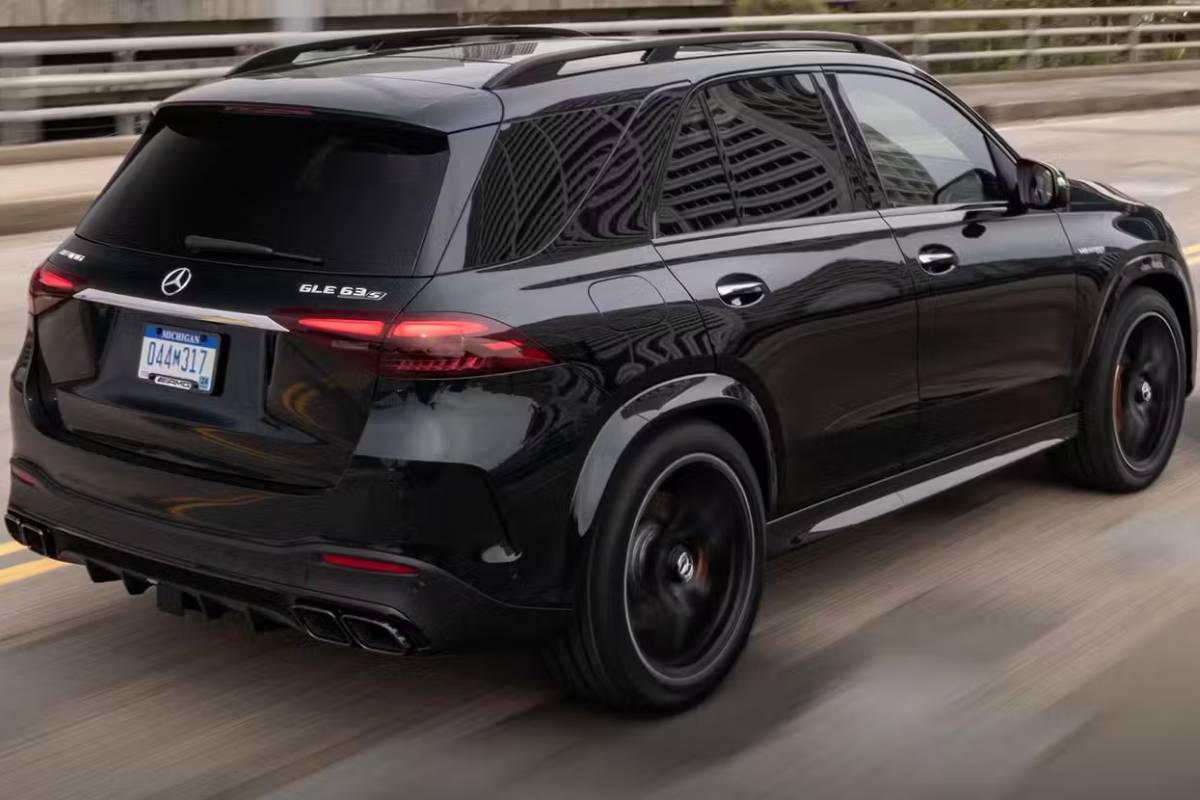 StriveME - مقارنة بين مرسيدسGLE 63 S ايه ام جي ورنج روفر سبورت اس في 2024